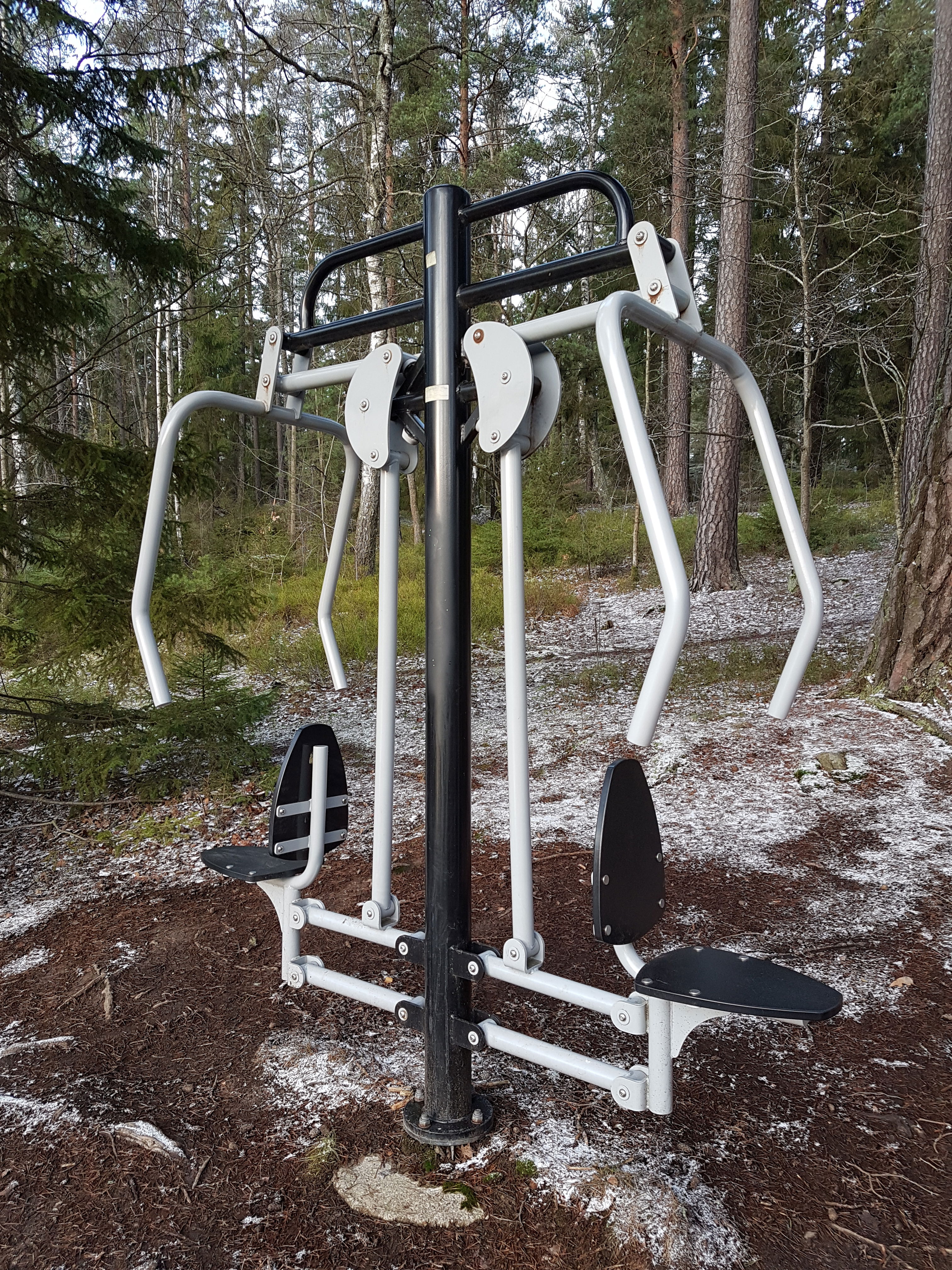 Utegym, redskap mellan Breviksbadet och Trasthagen | Naturkartan
