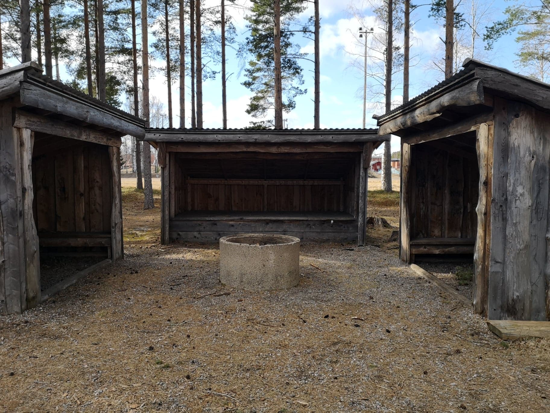 Vindskydd med grillplats — Naturkartan