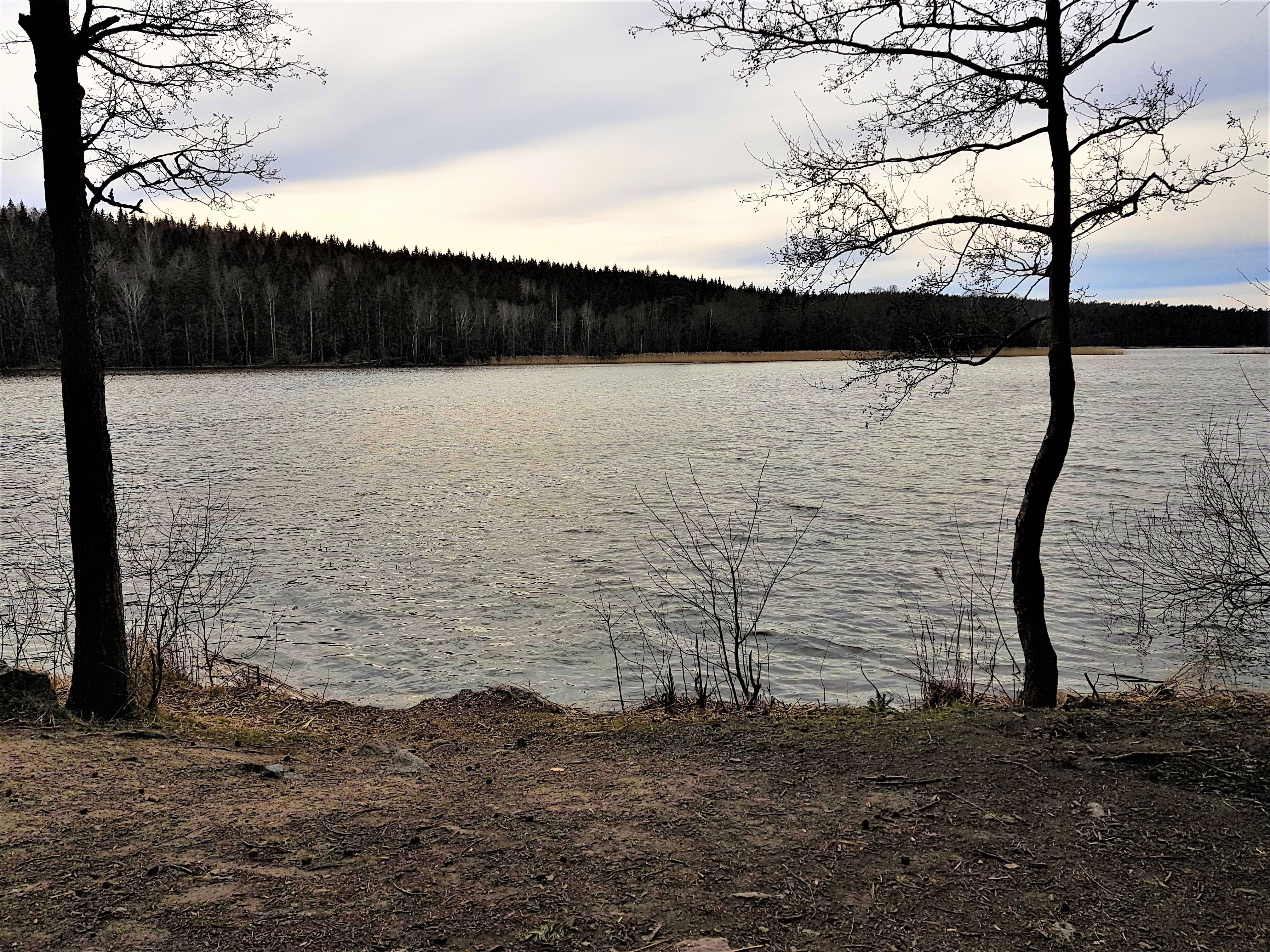 Grillplats med vindskydd vid Mälarens strand i Sättra Gårds ...