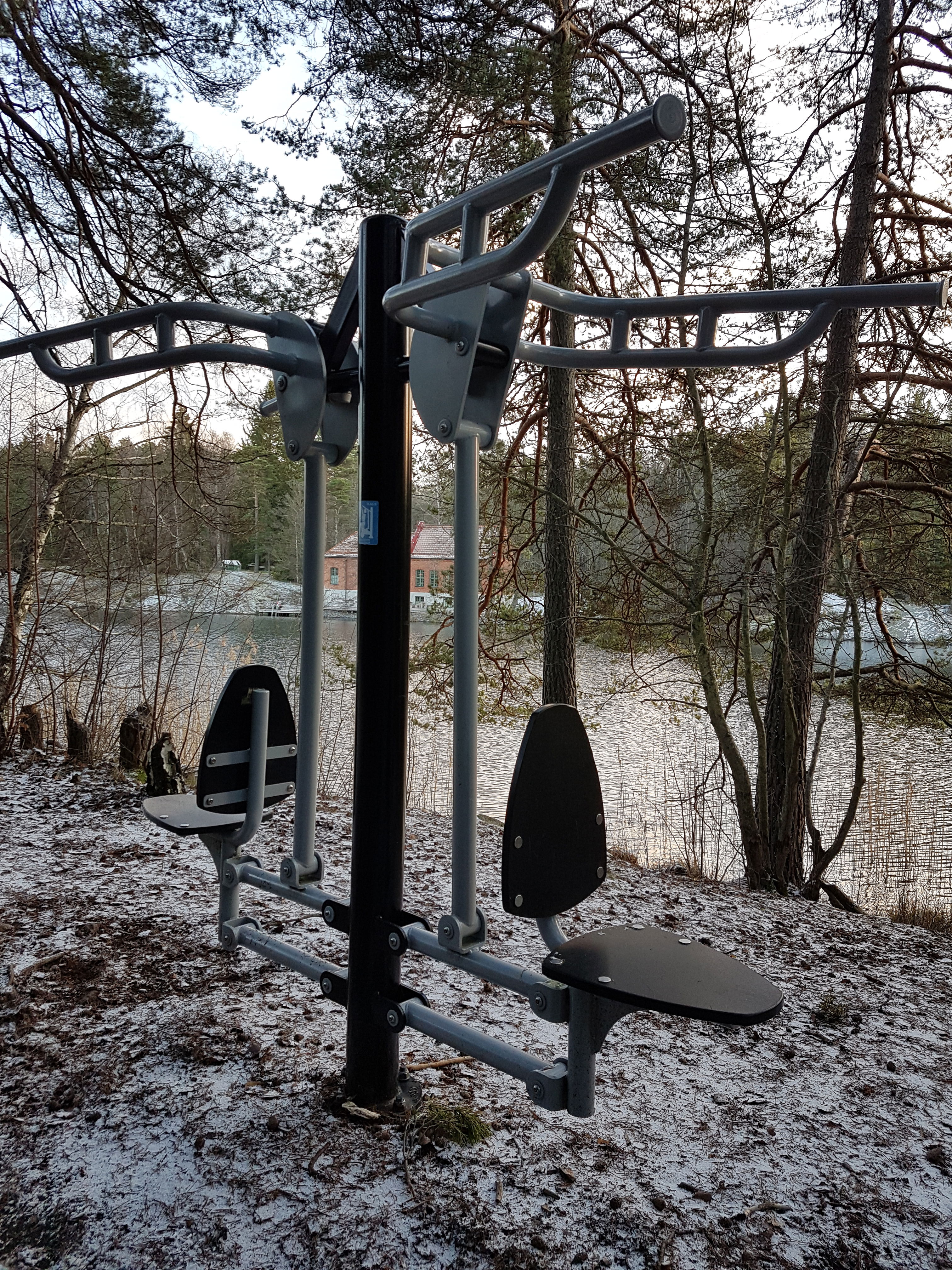 Utegym, redskap mellan Breviksbadet och Trasthagen — Naturkartan