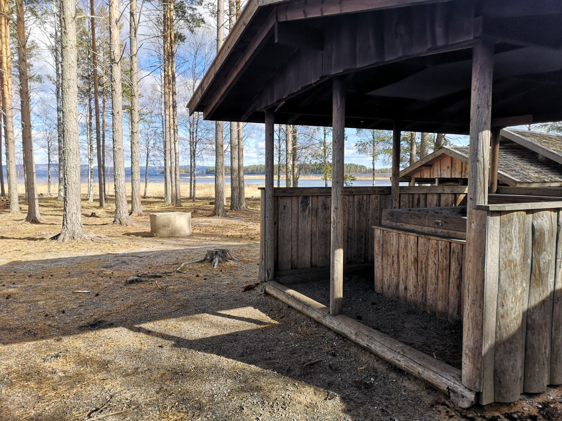 Vindskydd med grillplats — Naturkartan